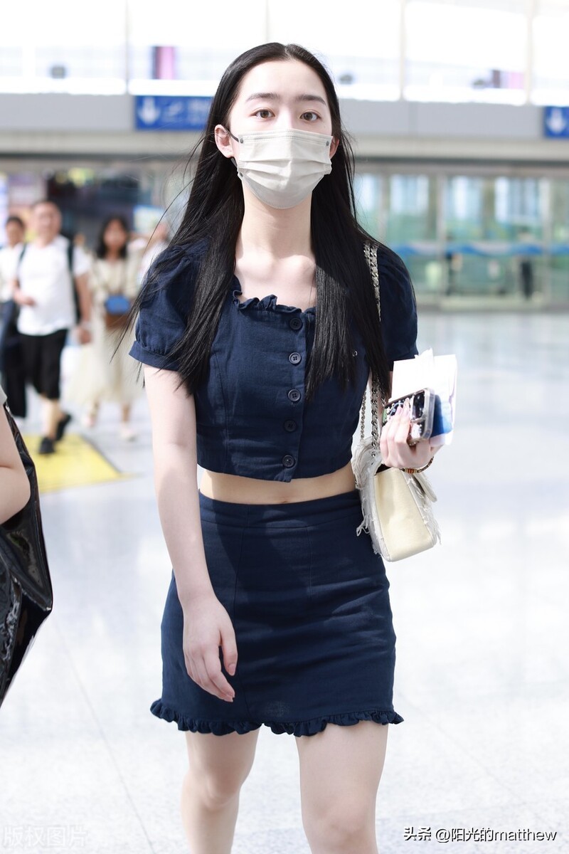 Deng Enxi dresses up casually and stylishly in solid colors, and she ...