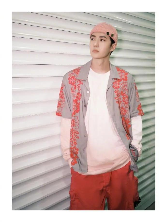 Wang Yibo in white shirt, pure and lustful, full of boyfriend style ...