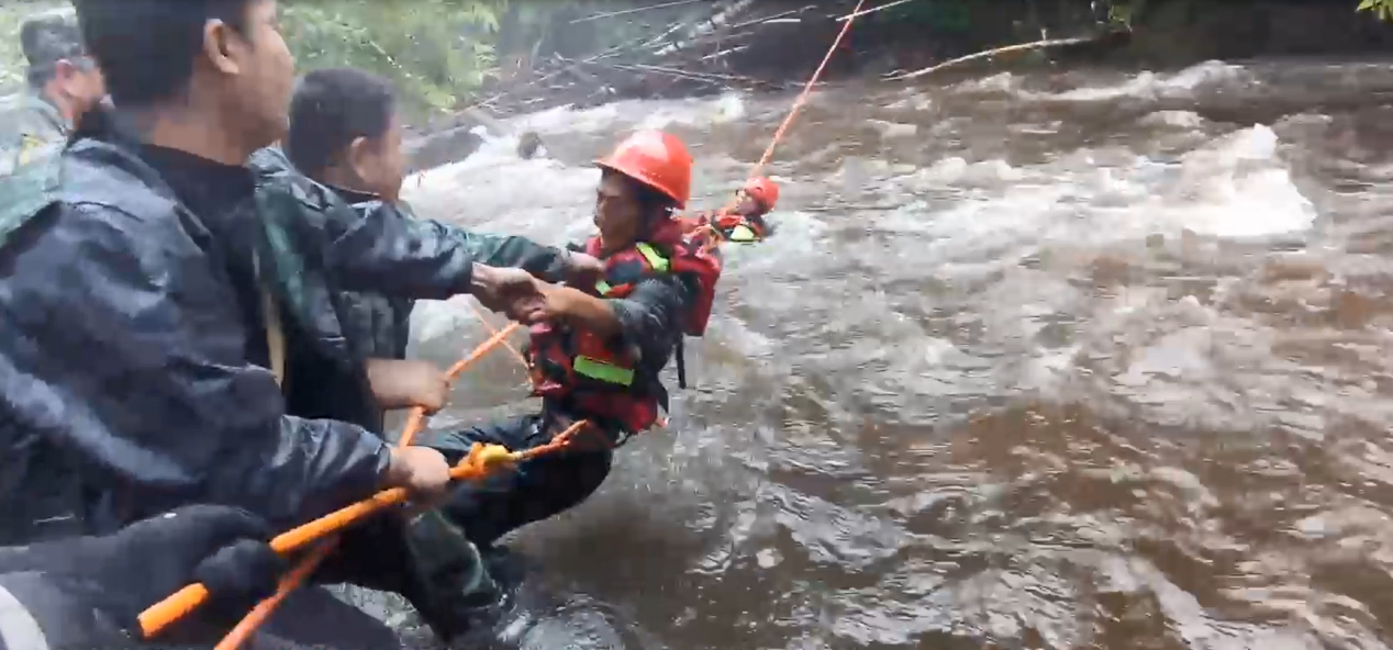 Sudden heavy rain, 9 workers were trapped on the other side of the ...
