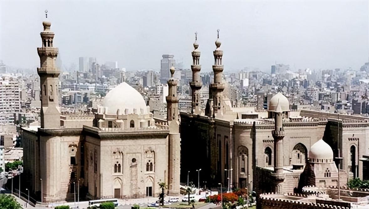 What are the characteristics of medieval Islamic architectural styles ...