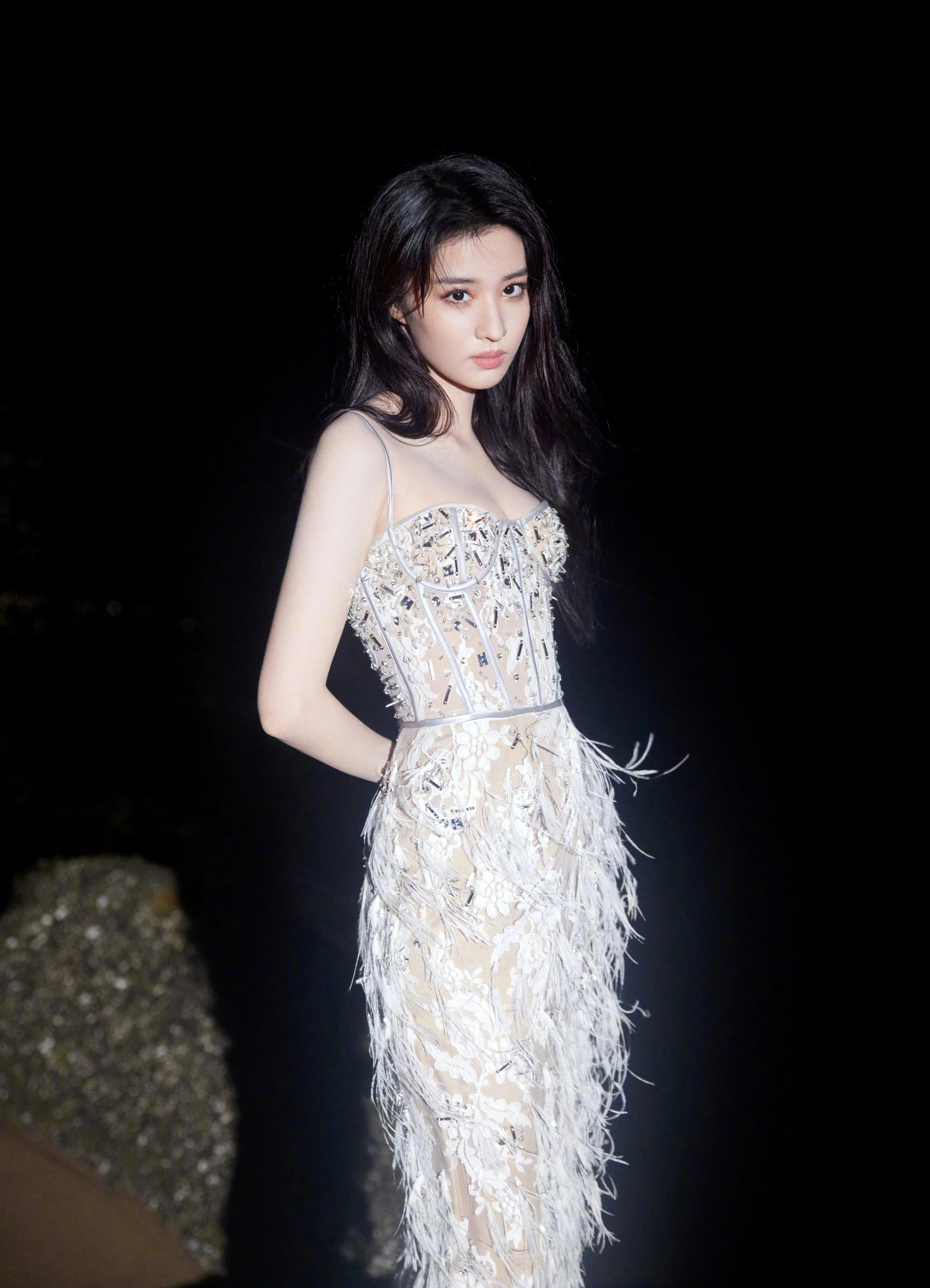 Wang Churan candlelight red dress and white mermaid, beautiful, dizzy ...