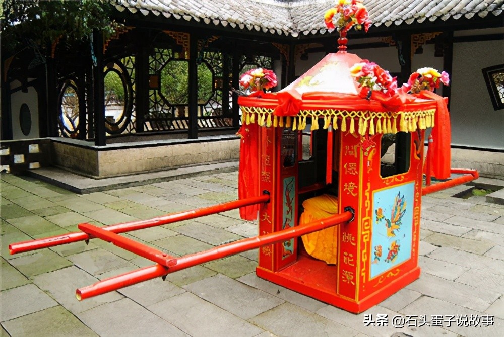 What did the inside of the ancient sedan chair look like?Don't be ...