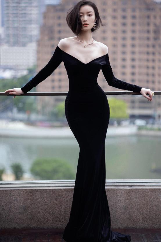 Ni Ni's dress is so beautiful! Good figure, better clothes, gentle ...