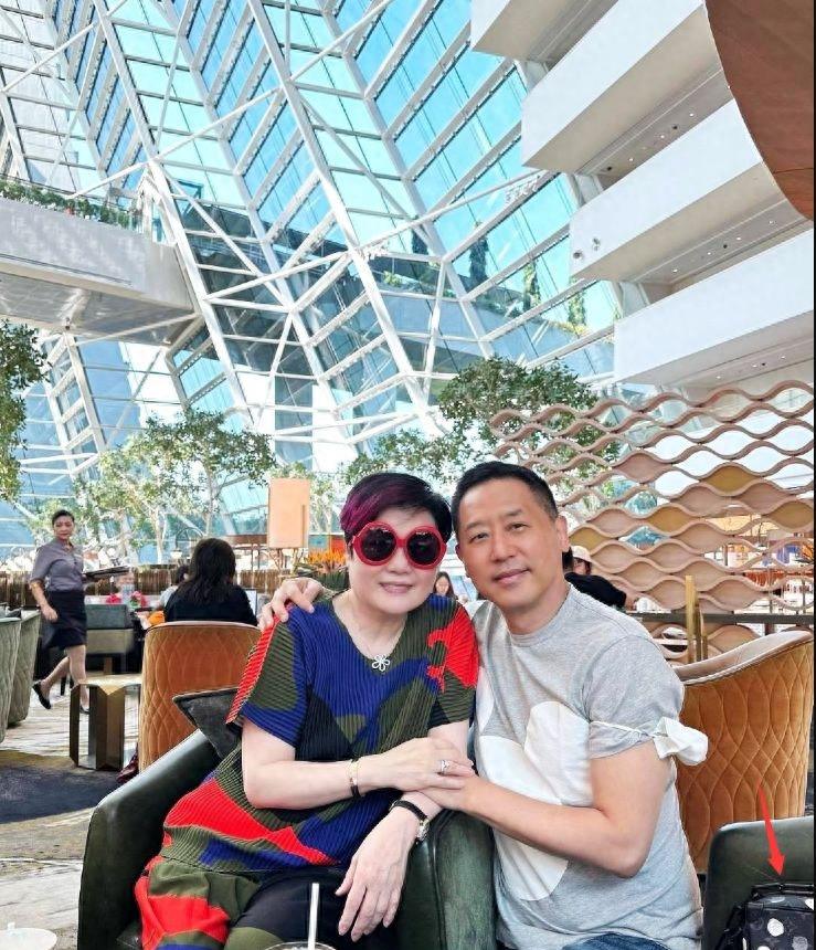 Tang Hede and Chen Shufen were on vacation in Singapore. Deborah and ...