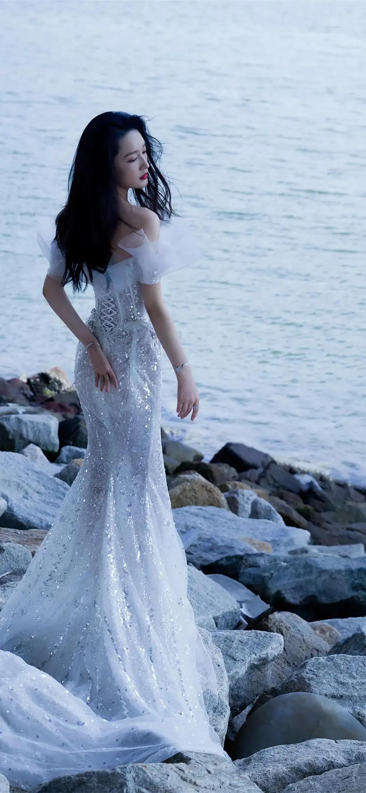 [Li Qin Wallpaper] Dressed in white, with brocade in his heart - iMedia