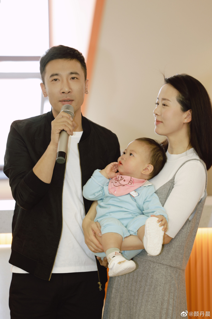 Yan Danchen posted a family photo for her son's first birthday party, Xiao Enbao took the ...