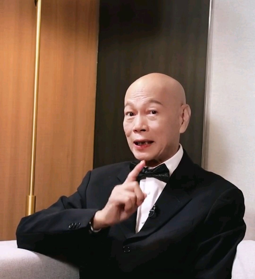 76-year-old Luo Jiaying sang famous songs again, a wig is 10 years ...