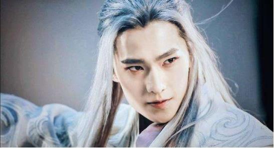It is also a handsome white-haired man. Putting Wang Hedi, Chengyi, Ren ...