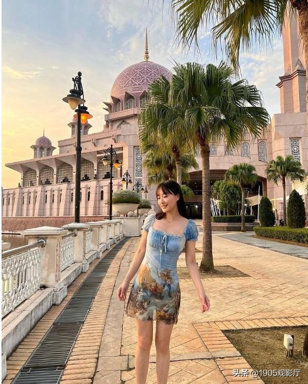 Weight loss success! Chen Ying shows off her beautiful legs in short skirts by the sea! Send ...