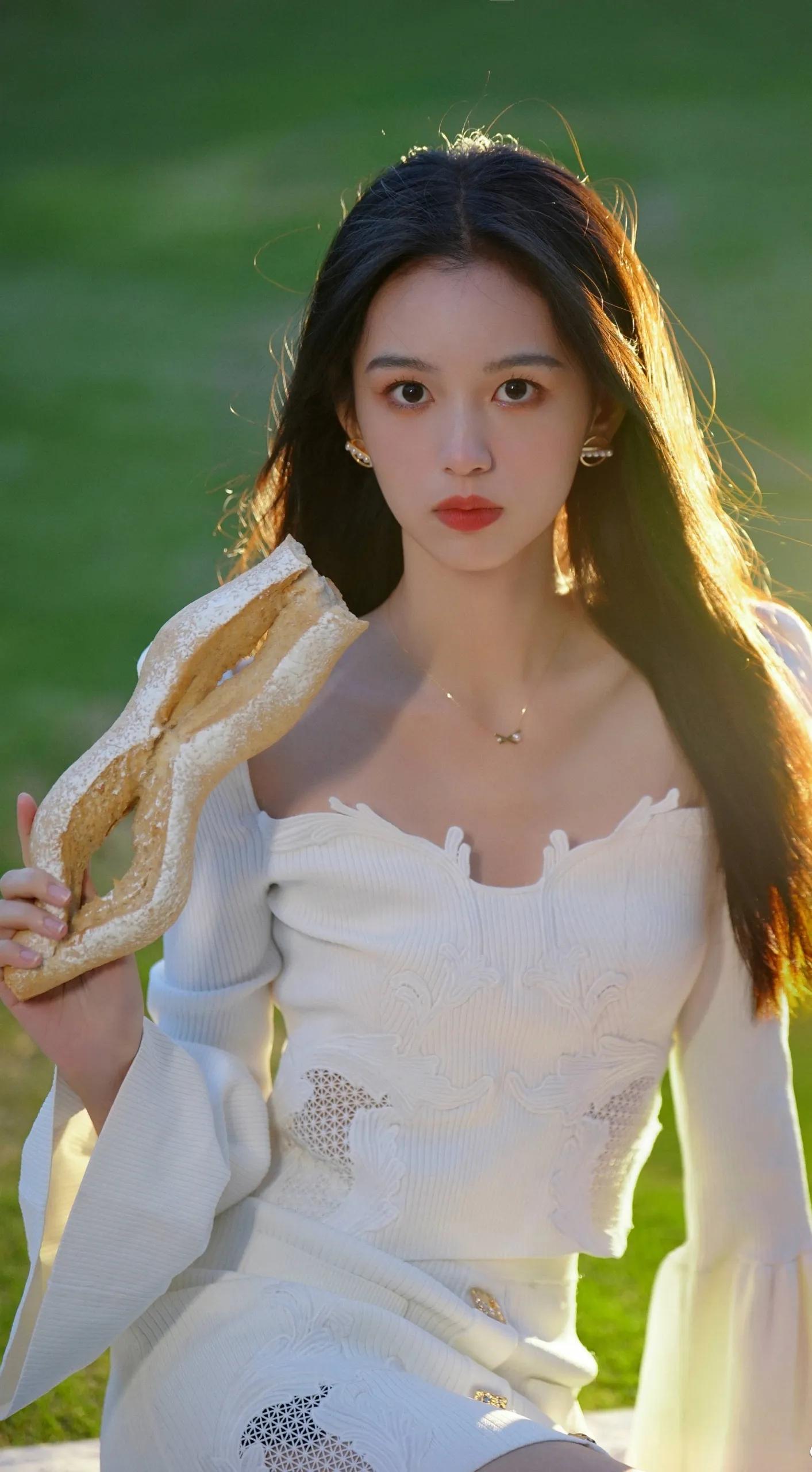 Zhou Ye: Extraordinary temperament and full of charm - iNEWS