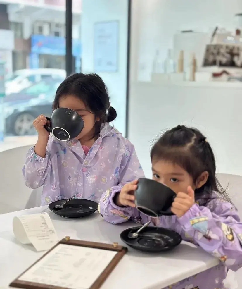 On Mother's Day, Guo Jingjing's two daughters ate very frugally, and ...