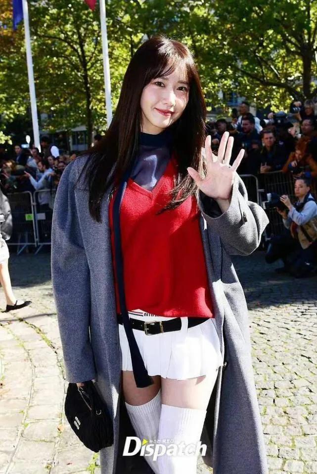 Lin Yuner's autumn outfit, short skirt and high socks, deserves to be ...