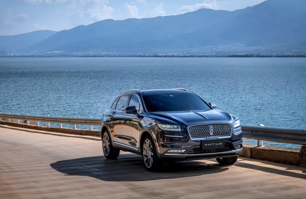 What is a mid-sized American luxury SUV ceiling?Lincoln Navigator 2.7T V6 Zunya Edition is not ...