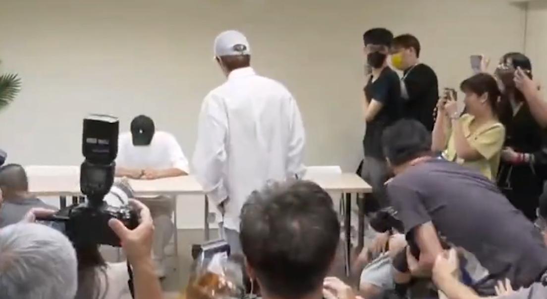 Aaron Yan suddenly appeared at the press conference, pay attention to ...