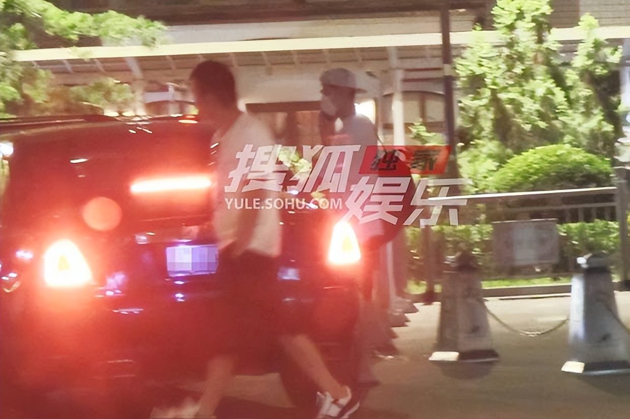 Exclusive: Zhang Han wears a baseball cap while dining - iMedia