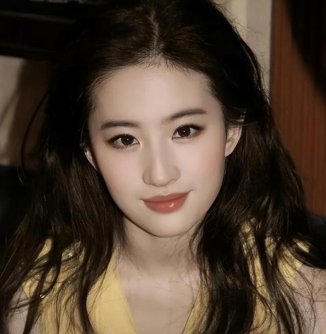 Liu Yifei's mother Liu Xiaoli: Still single, with a proud figure, more ...