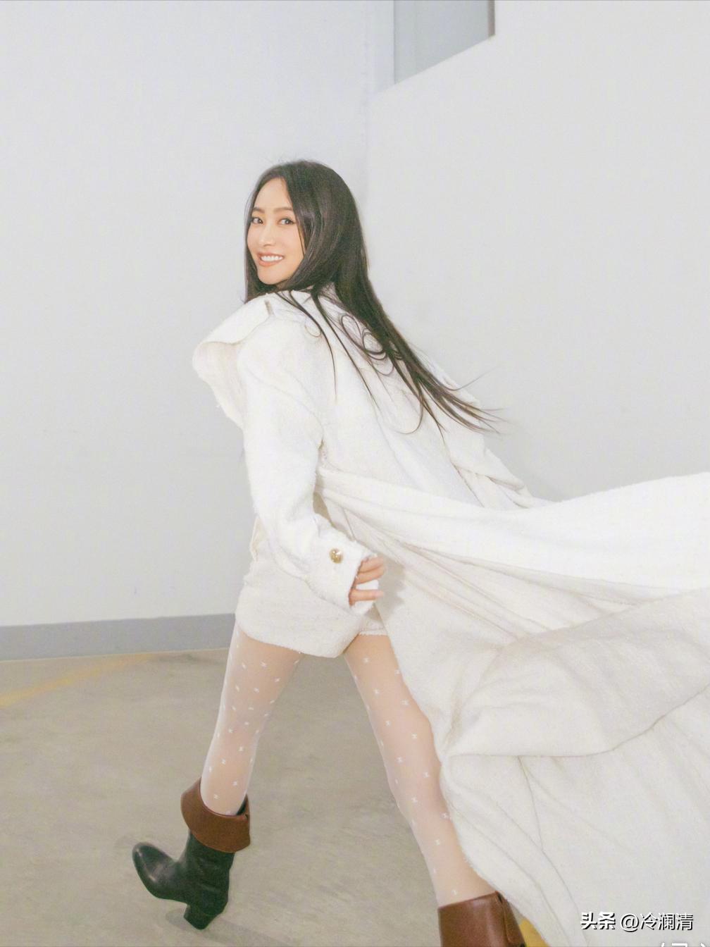 Song Qian wears a cool white coat with white polka-dot stockings ...