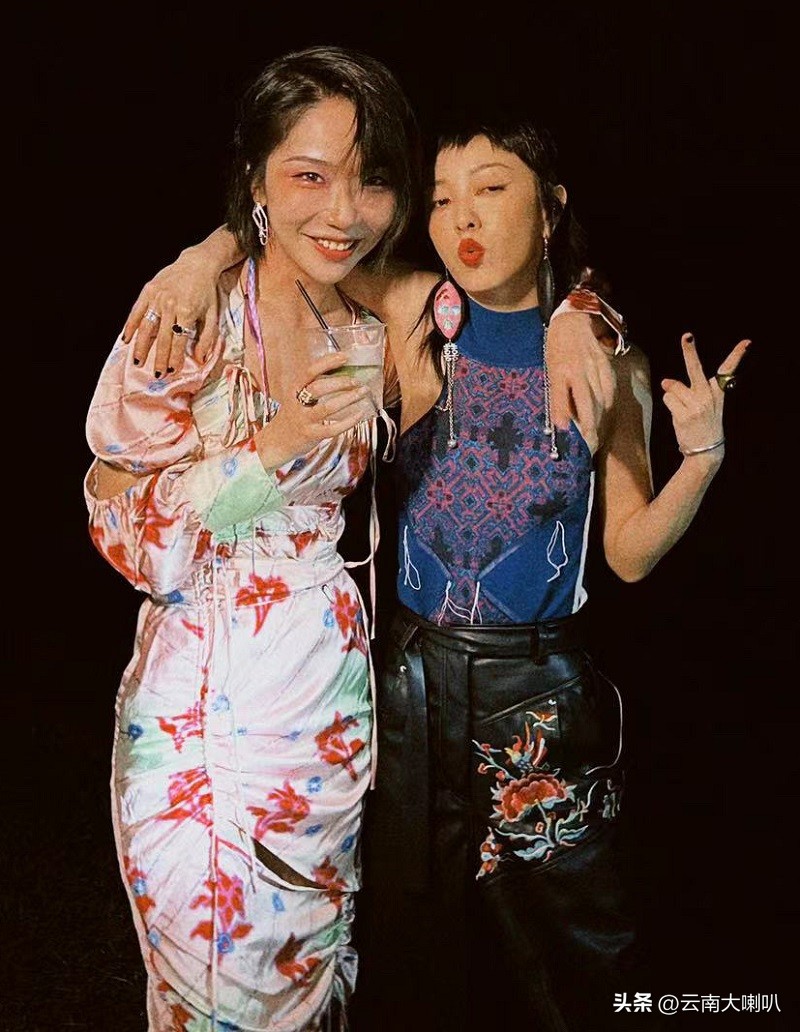 Liu Lian went to Yunnan to perform, and fans wanted to compare her abs ...