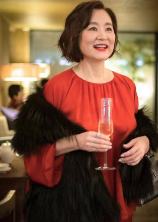 A recent photo of Brigitte Lin, who is in a good mood for gathering ...