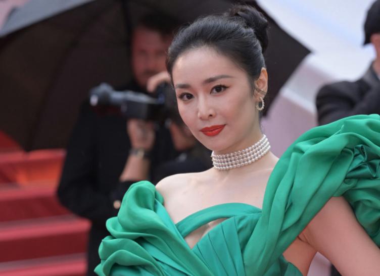 The second round of the Cannes red carpet, Gao Ye is domineering in a ...