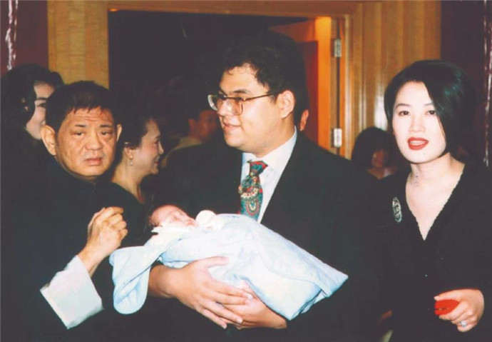 Billionaire Huang Renzhong: Buying a luxury car and a mansion for a ...