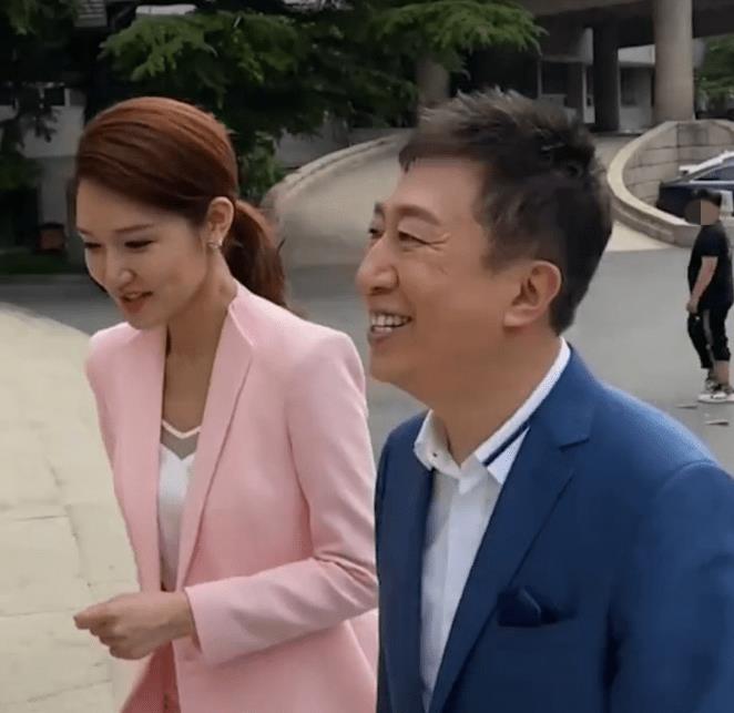 Original CCTV host Chen Weihong: He married a beautiful classmate and has a son and a daughter ...