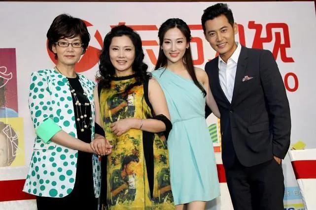 He Saifei said to Pan Hong, "Old sister, we are finally in the same ...