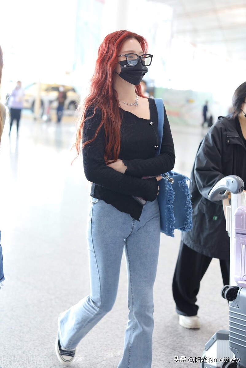 Zhang Zining appeared at the airport, with red hair and big waves ...