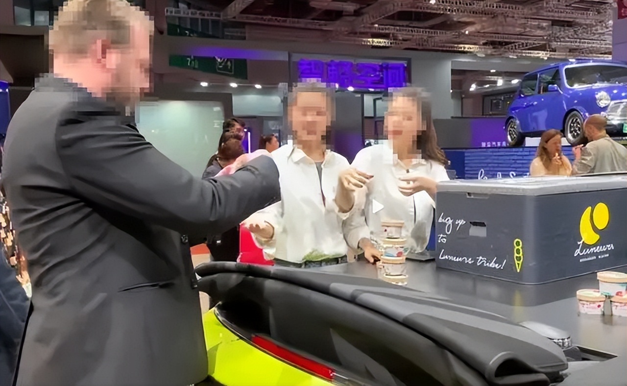 BMW MINI ice cream event. Stepping on the red line of "worshiping ...
