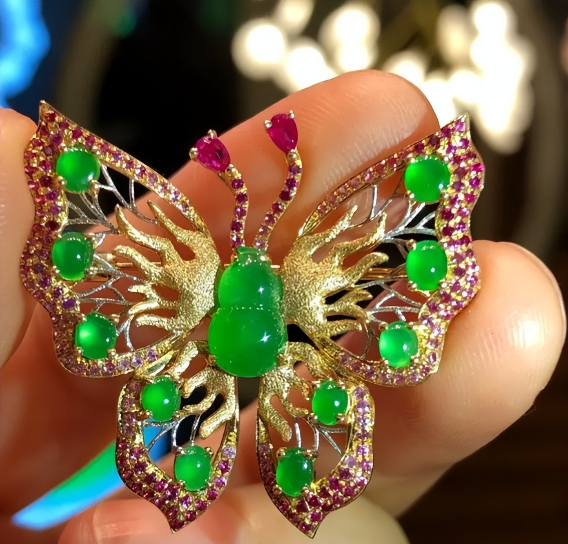 Exquisite emerald brooch, how to wear it to highlight your temperament ...