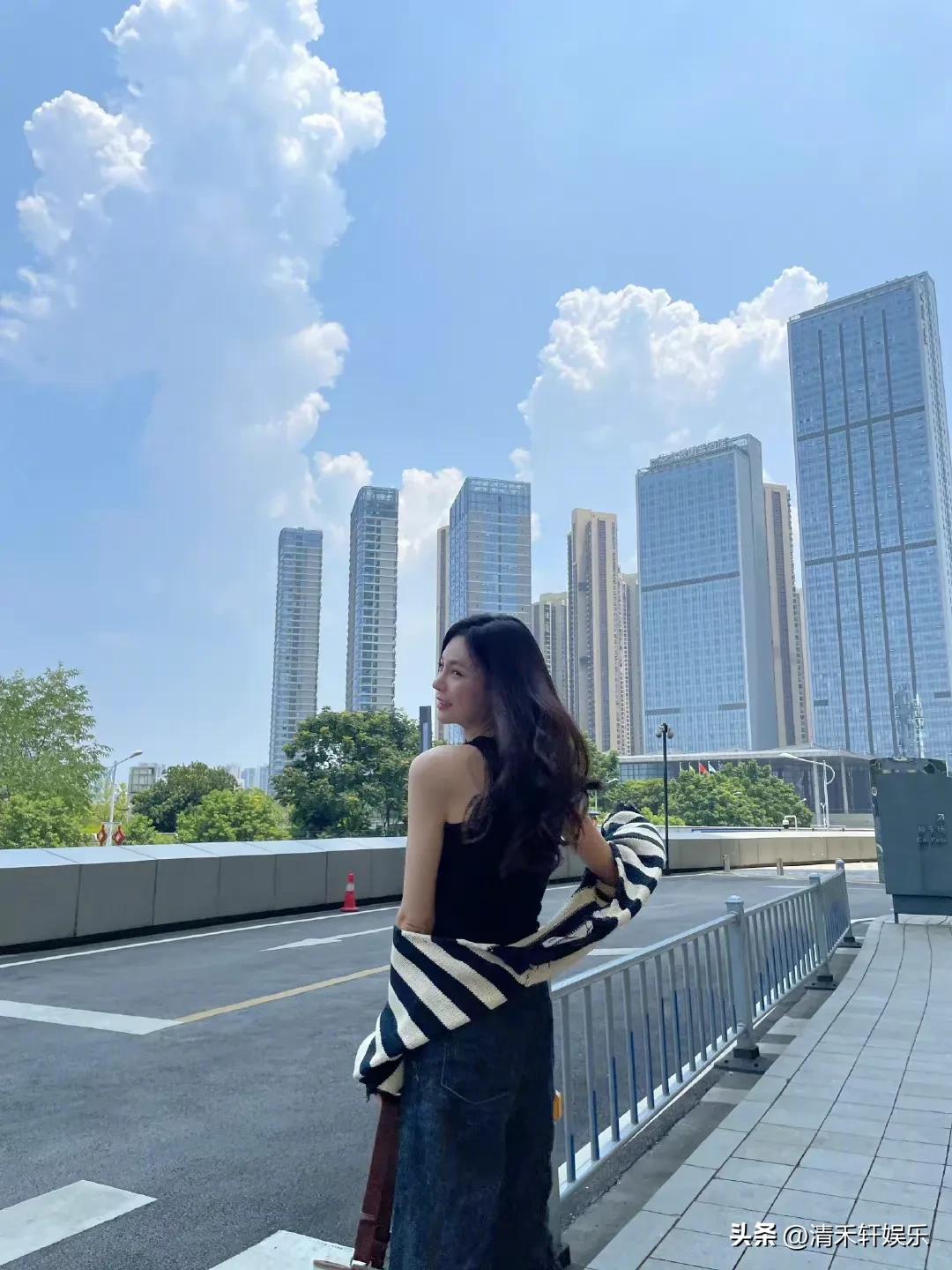 The autumn is high and the air is refreshing, Shen Mengchen is walking ...