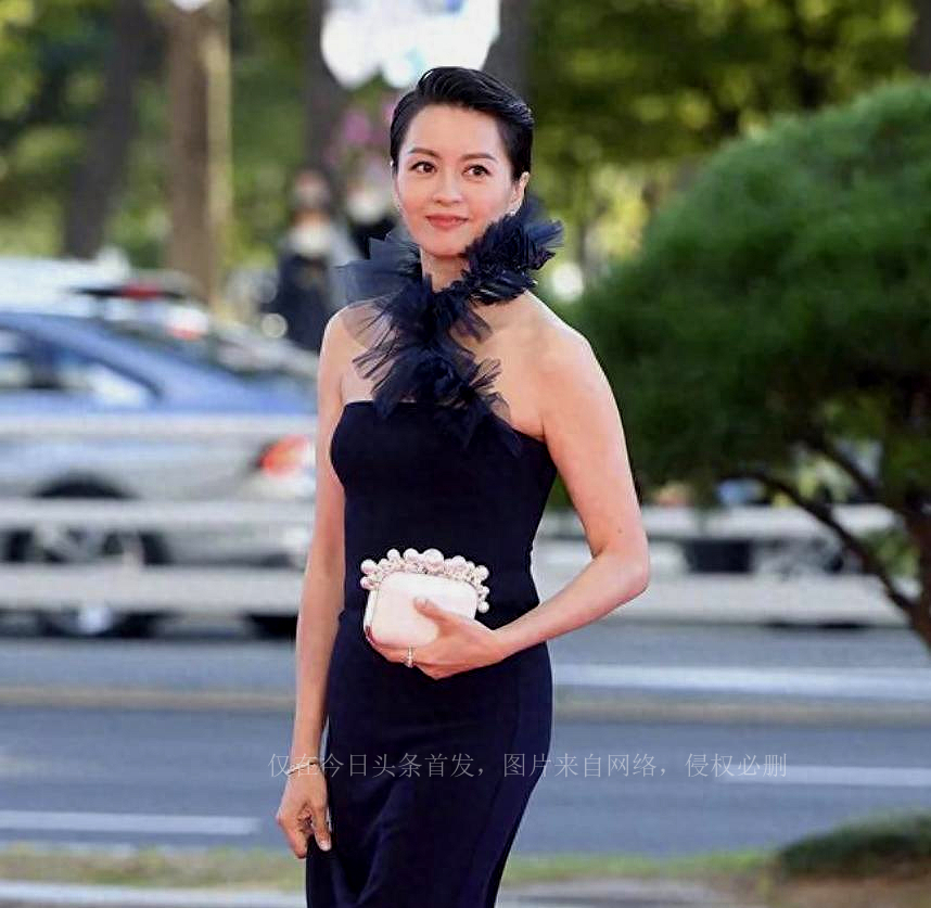 Still not looking old at the age of 50, beating out young actresses ...