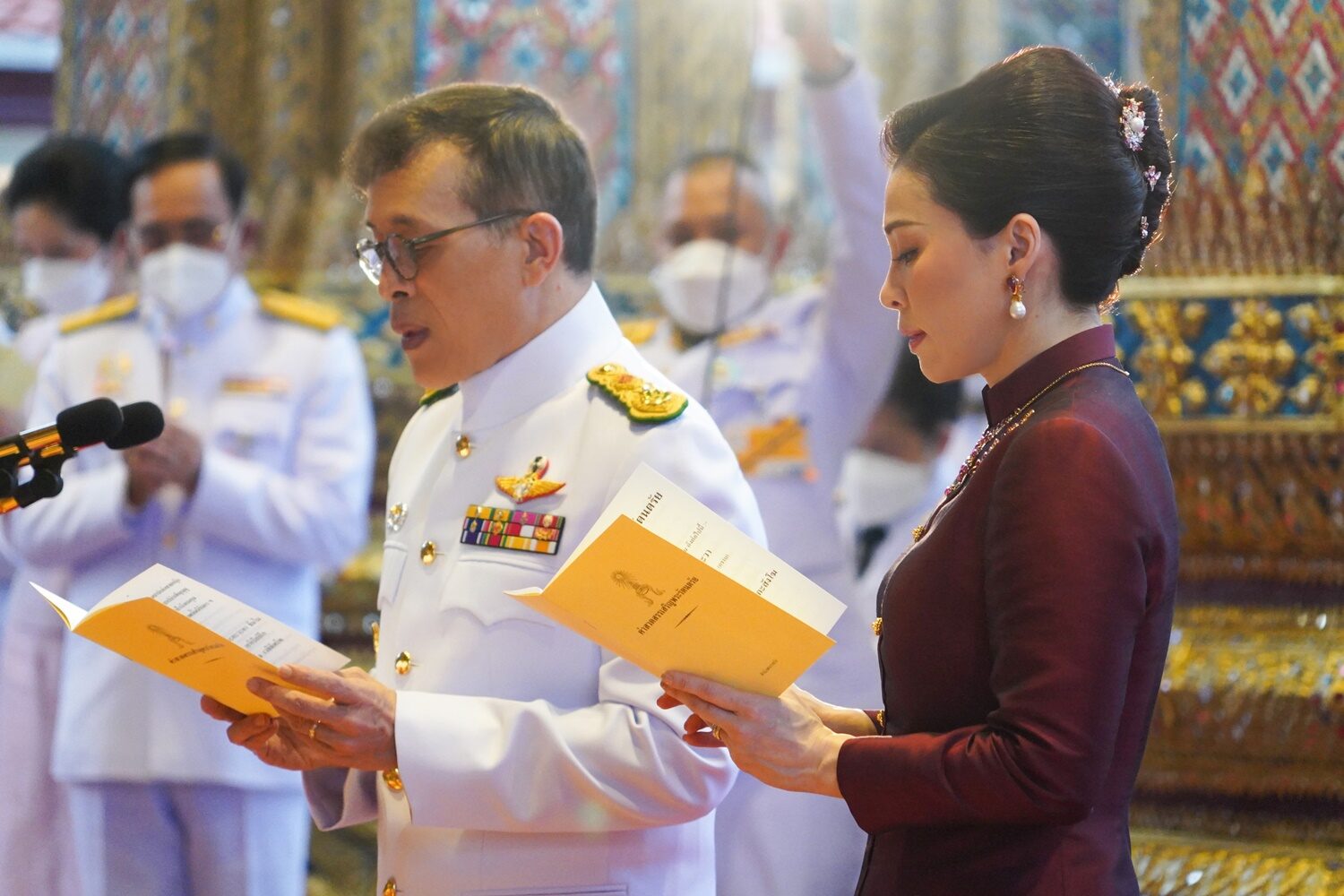 Suthida kneeling and hugging the princess is so humble!I have the ...