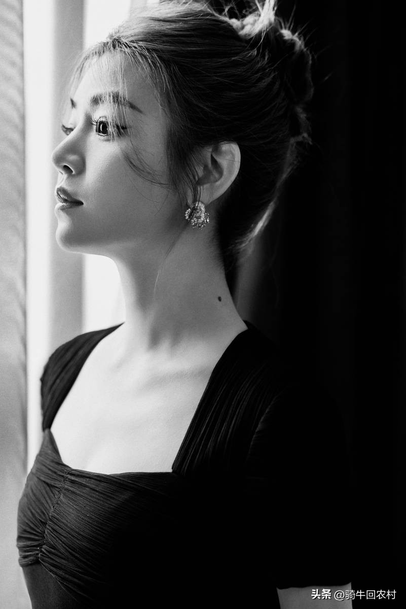 Michelle Chen's photo album reveals delicate facial features and gentle ...