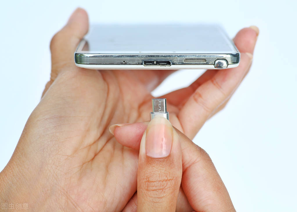 Charge the phone to 100% and then unplug it?A lot of people do it wrong ...