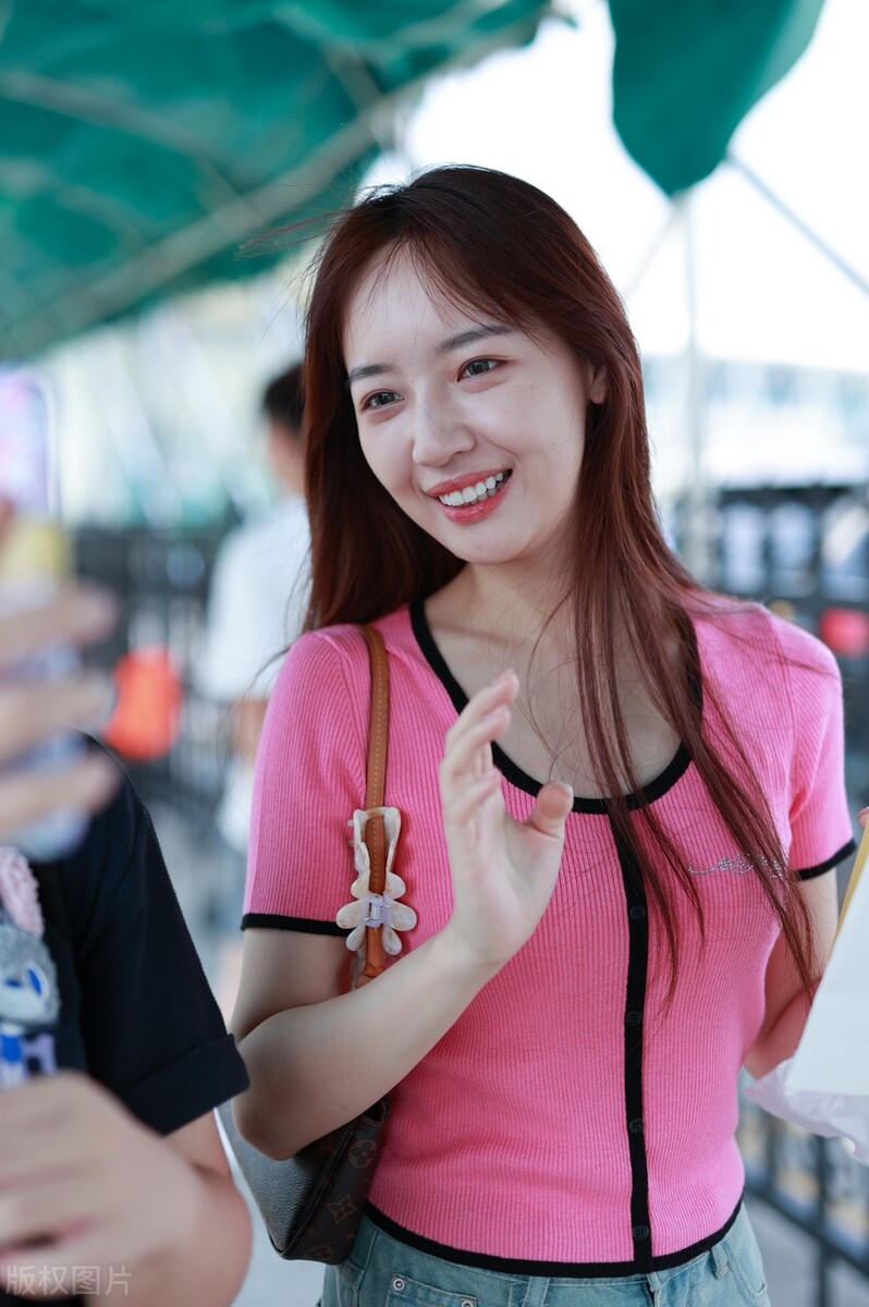 Qin Niu Zhengwei and her husband showed off their affection at the airport, touching their faces ...