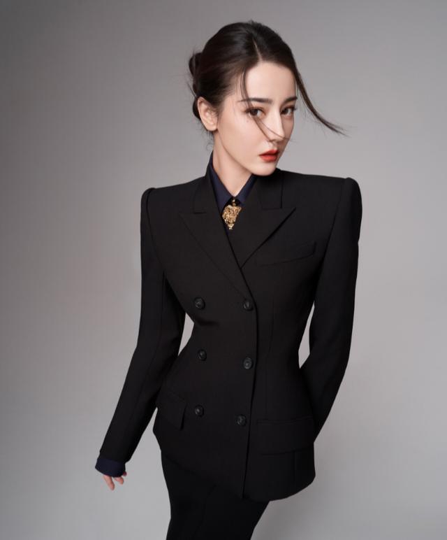 Di Lieba's "catfish beard" bangs caused controversy, suggesting to ...