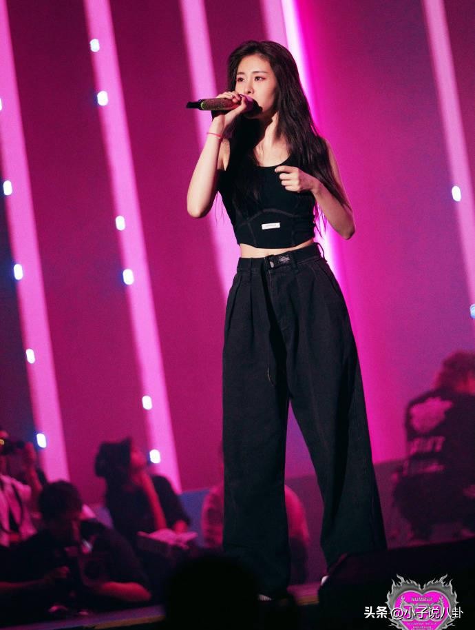 Zhao Liying went to see Zhang Bichen's concert. She was so cute in her ...