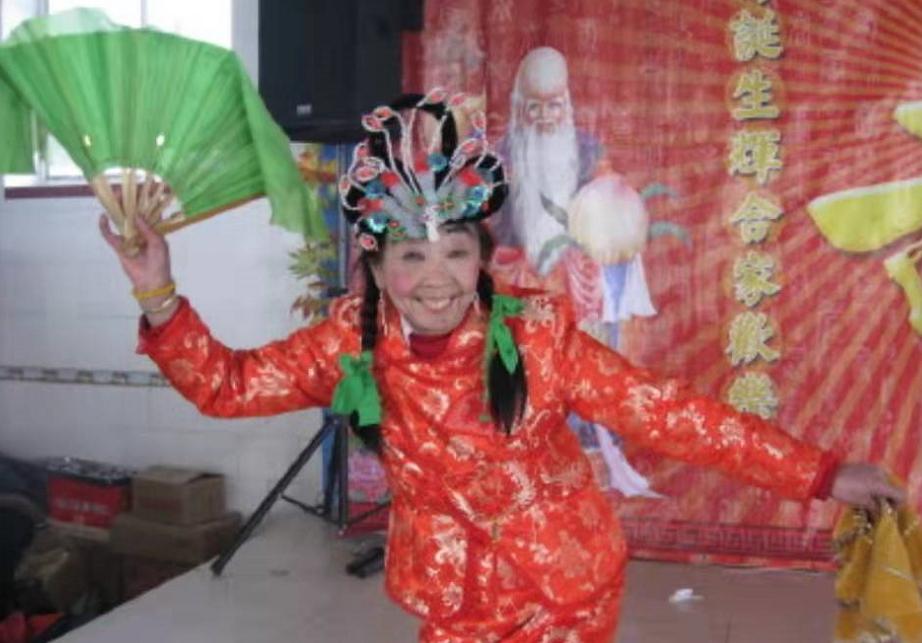85-year-old Ma Yuqin and Li Yucheng perform in business, kissing on the ...