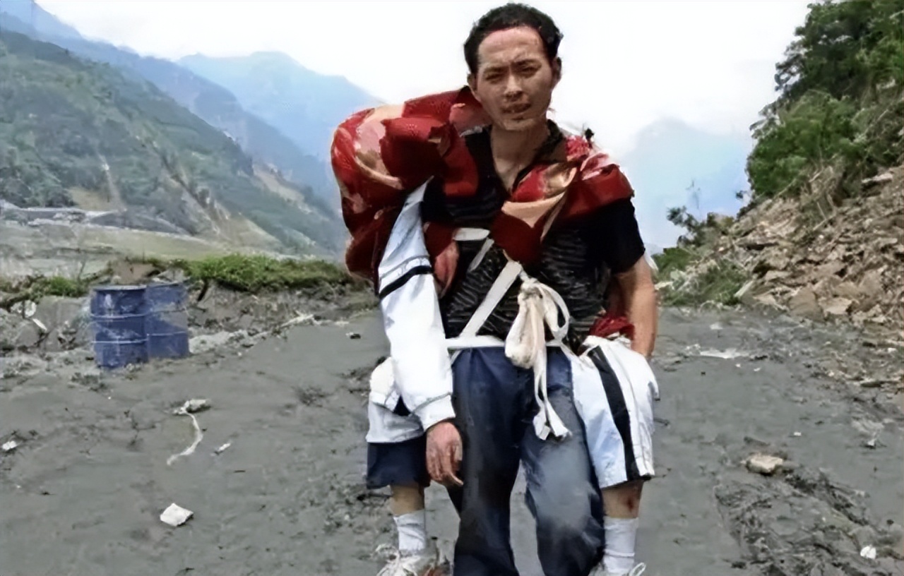 After the 2008 earthquake, Cheng Linxiang carried his son's body on his ...