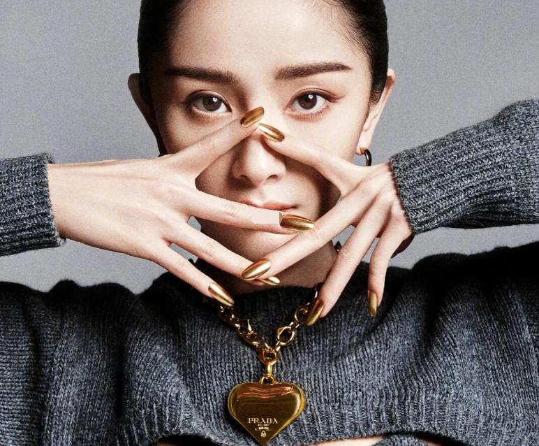 Yang Mi's November cover exposure, black and purple lip makeup is very ...