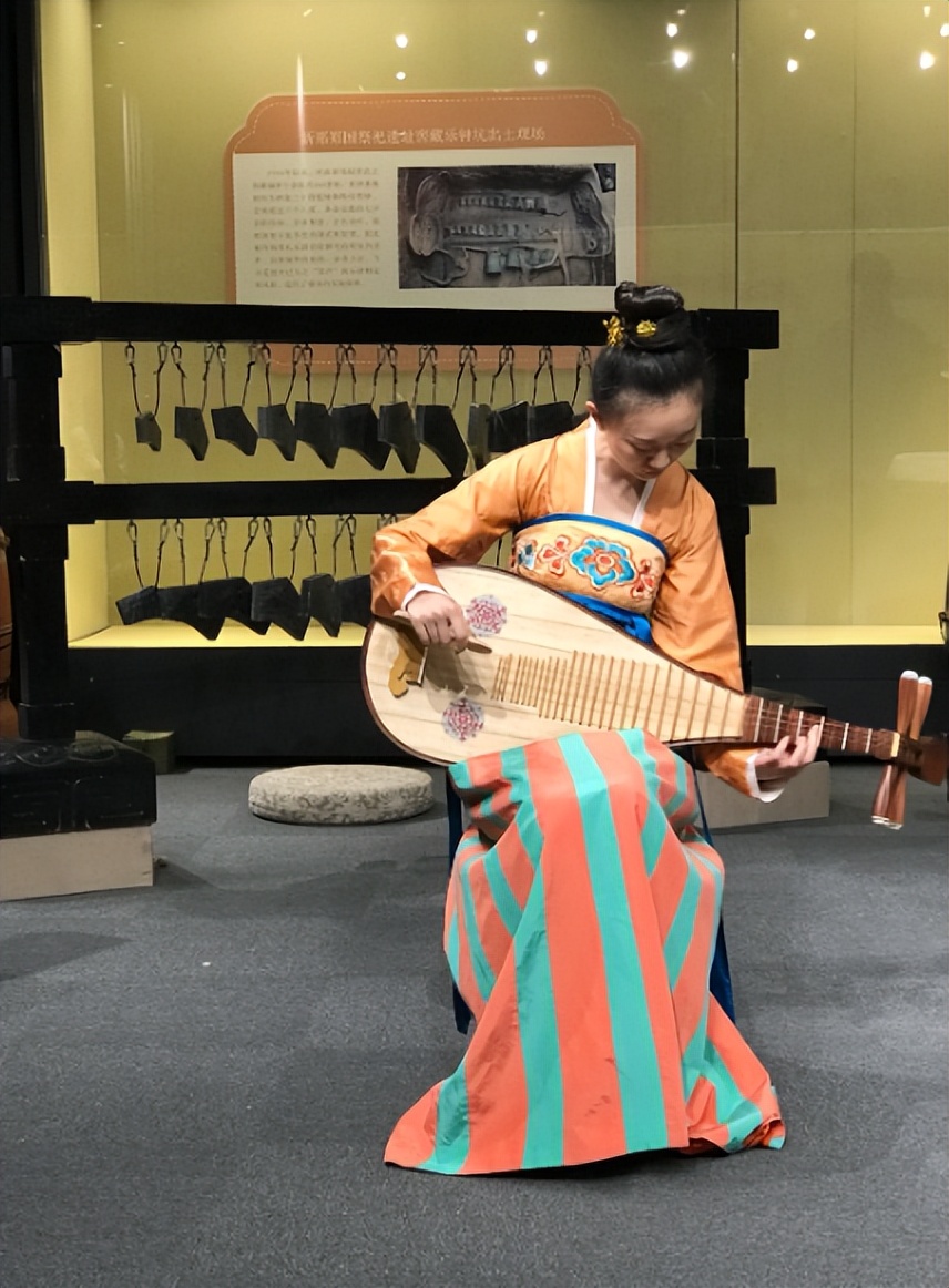 The red sandalwood and golden scraps are mixed together, and the sound ...