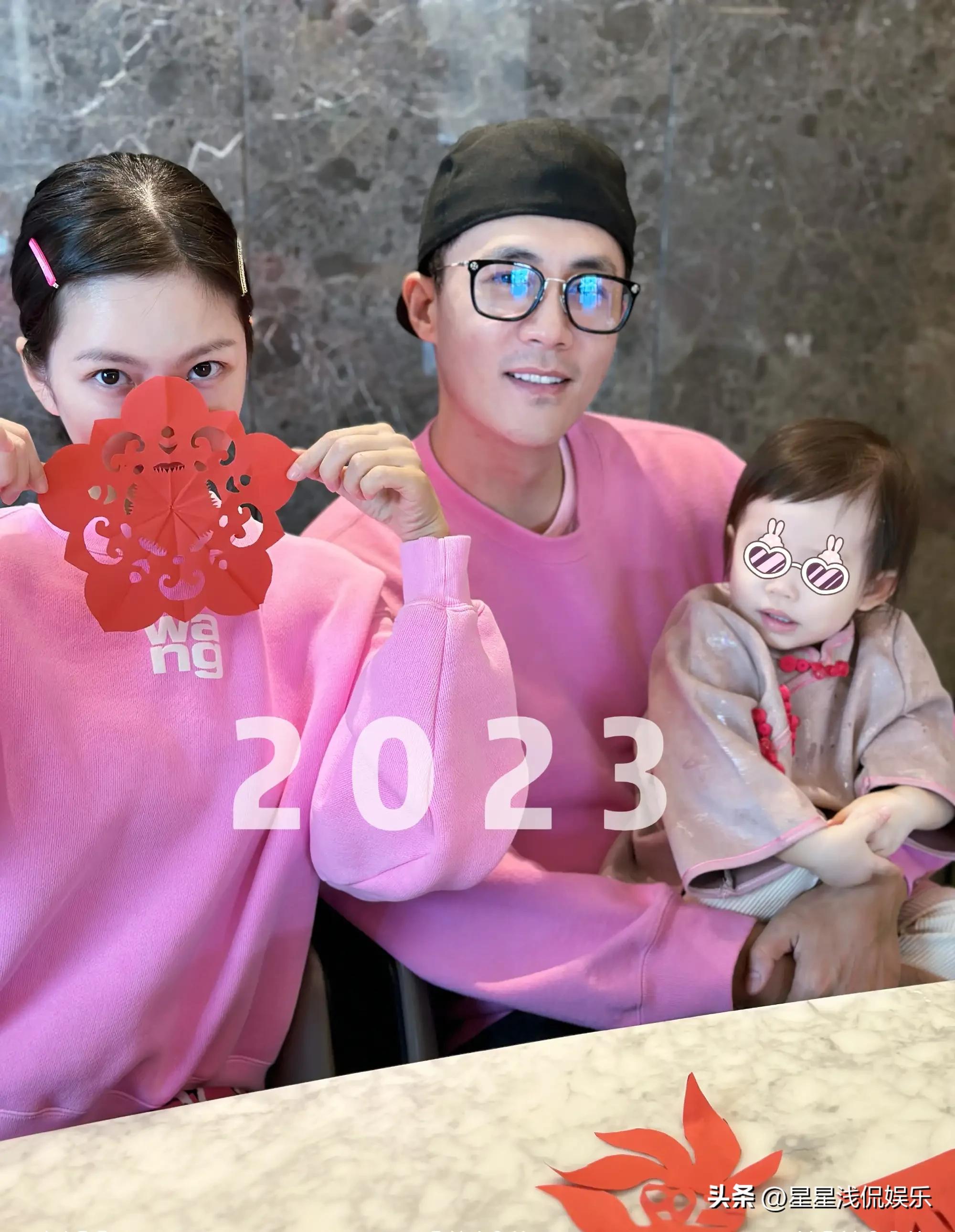 Wang Can posted a family portrait in the New Year, and he matched well ...