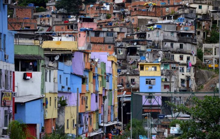 Come to the real Brazilian slums: the houses are very broken, girls in ...