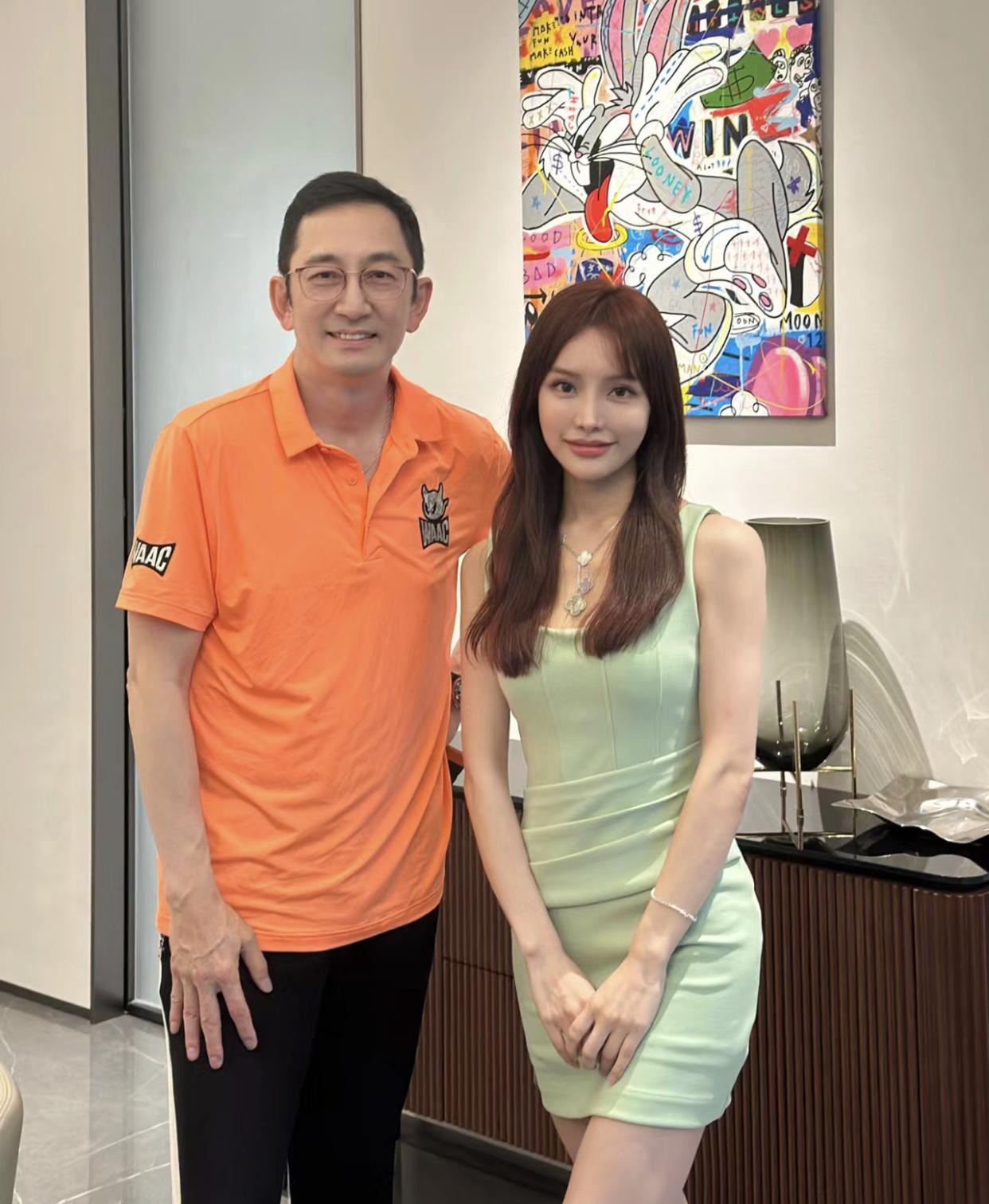 Hong Kong star Wu Qihua celebrates his 59th birthday! Young female fans ...