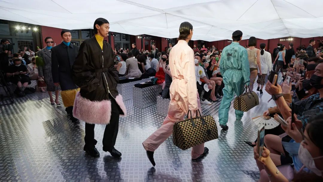 Prada Beijing show is too good to play!Li Yifeng and Liao Fan's catwalk ...