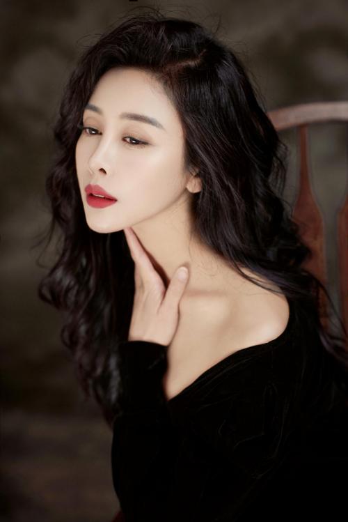 Jia Yuanyuan's retro Hong Kong style photo exposure, wavy long hair is ...