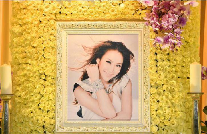 Coco Lee's farewell ceremony was full of tears, Jenny helped her spirit ...