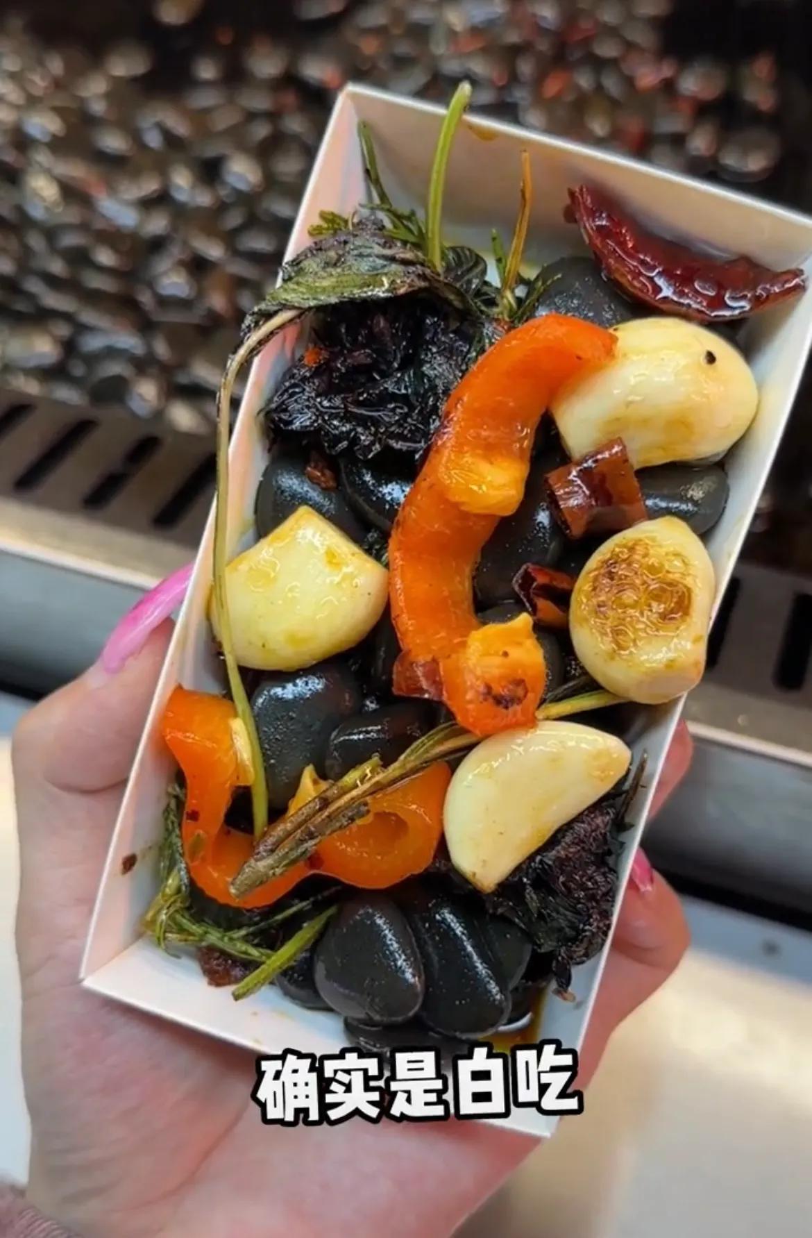 Stir-fried pebbles for roadside snacks, also known as "Suo Diu", the ...