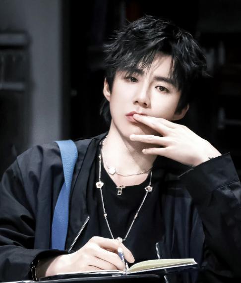 The opening song of "Star Falling into Sugar" is online, and Liu Yuning ...